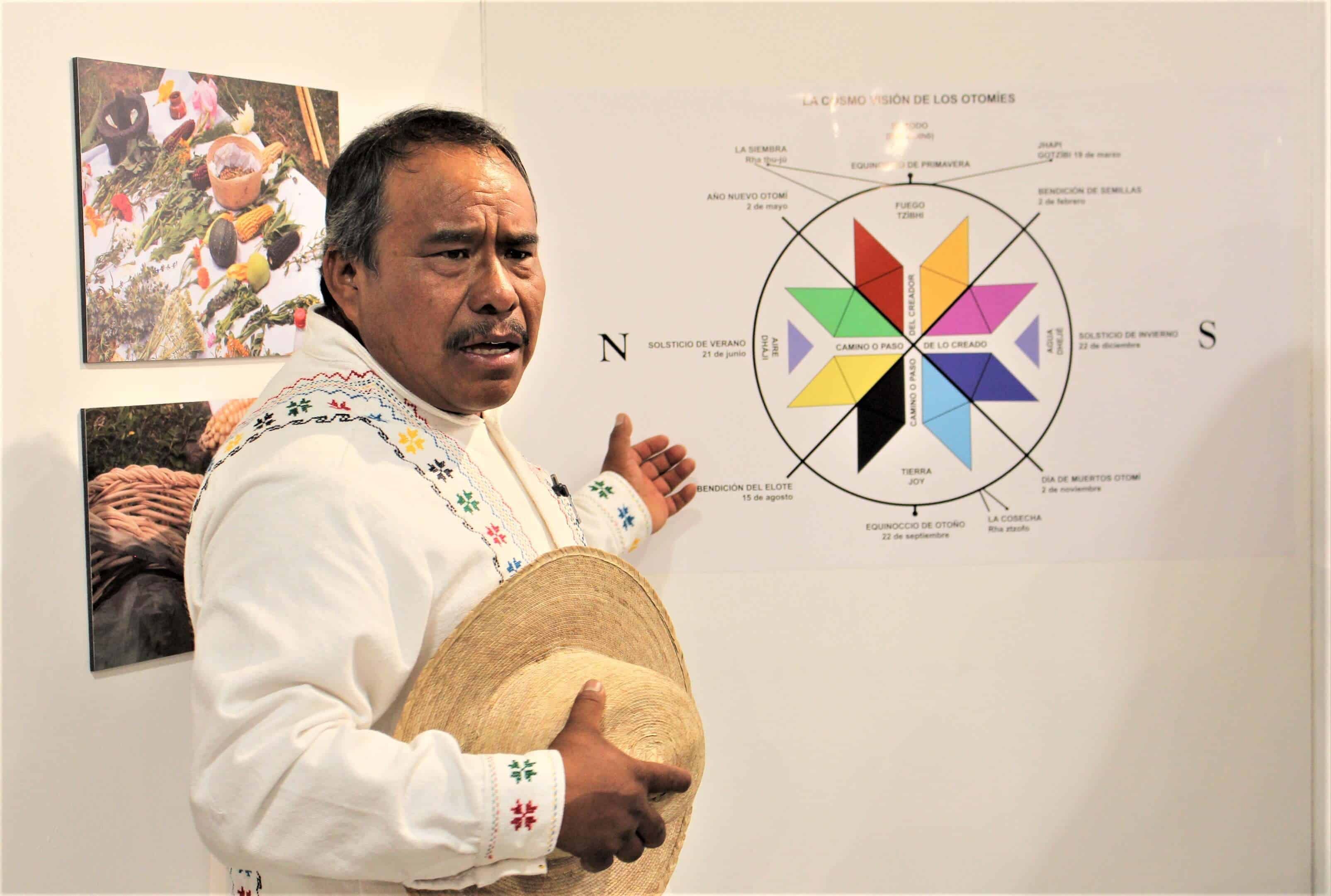 Jefe otomí visita la IBERO para inaugurar exposición fotográfica